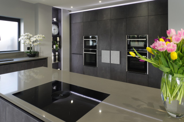 Concrete Graphite kitchen with secret doors - Contemporáneo - Cocina ...