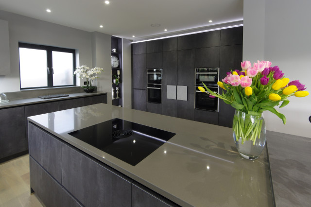 Concrete Graphite kitchen with secret doors - Contemporain - Cuisine ...