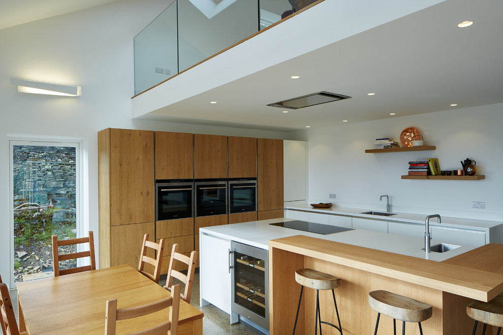 Contemporary handle-less kitchen in white with Oak veneer features ...
