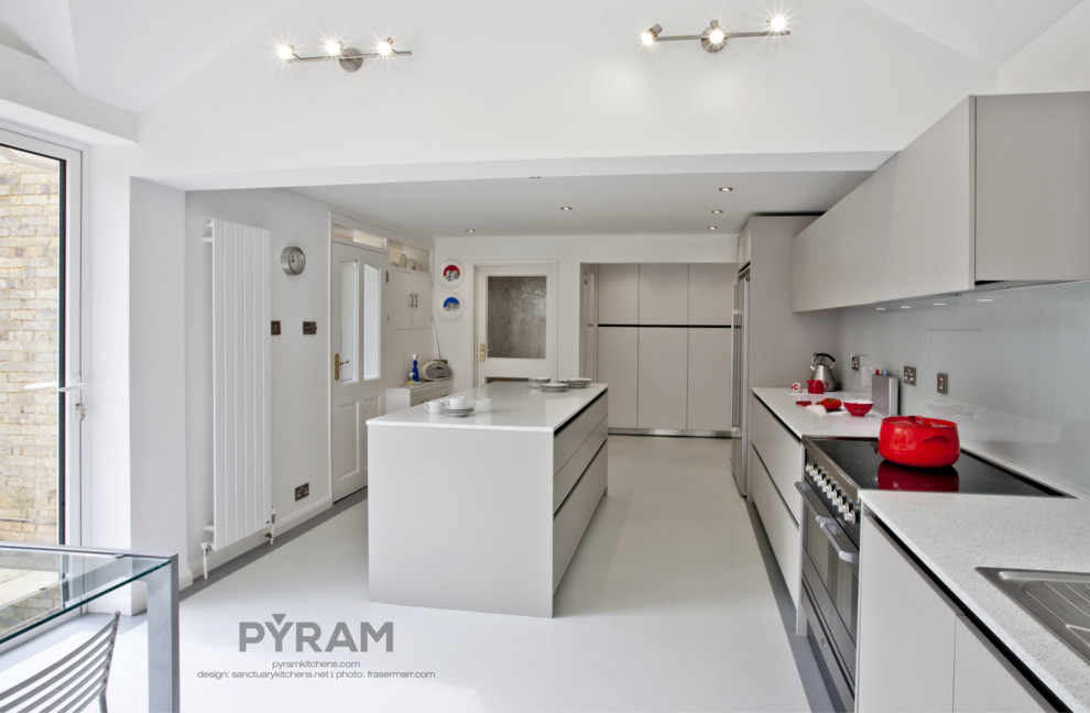 Contemporary handleless kitchen in light grey - Modern - Küche - Surrey ...