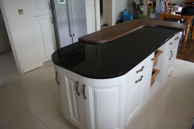 Cream raised panel kitchen and Jet Black quartz worktop - Cuisine ...