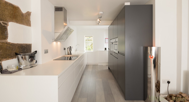 Create a timeless kitchen with a mix of traditional and modern design ...