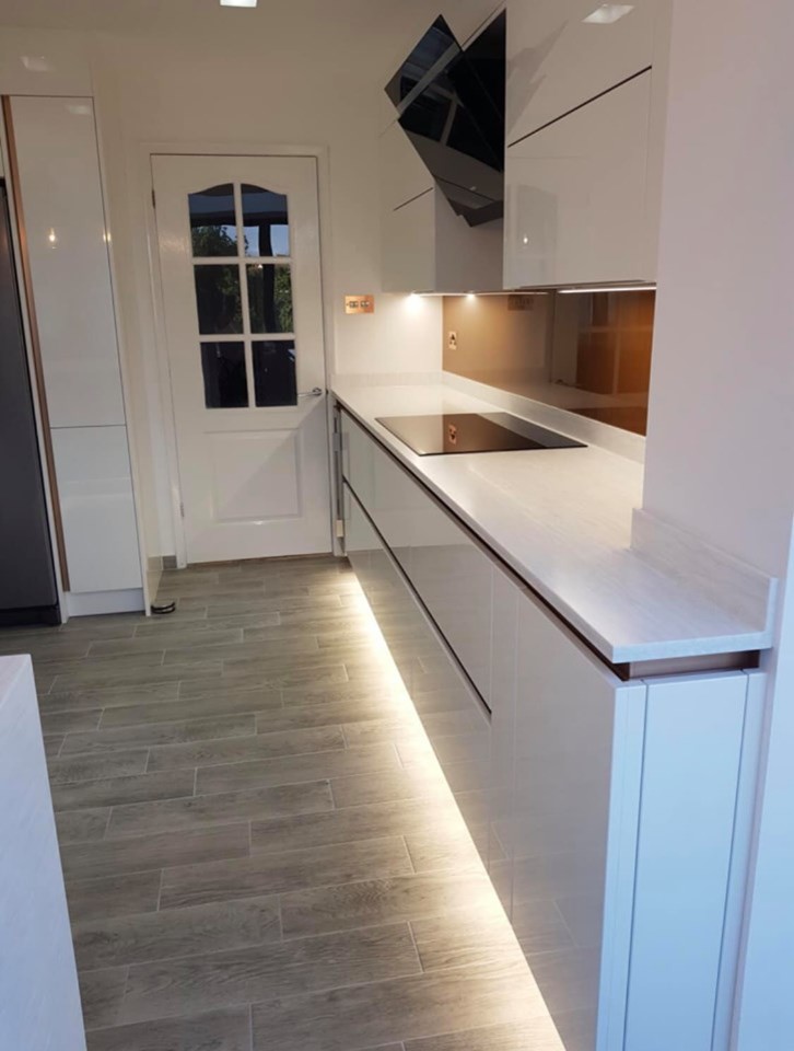 Cucina Colore - Futura (Gloss White & Oxide Emerald) - Modern - Kitchen ...