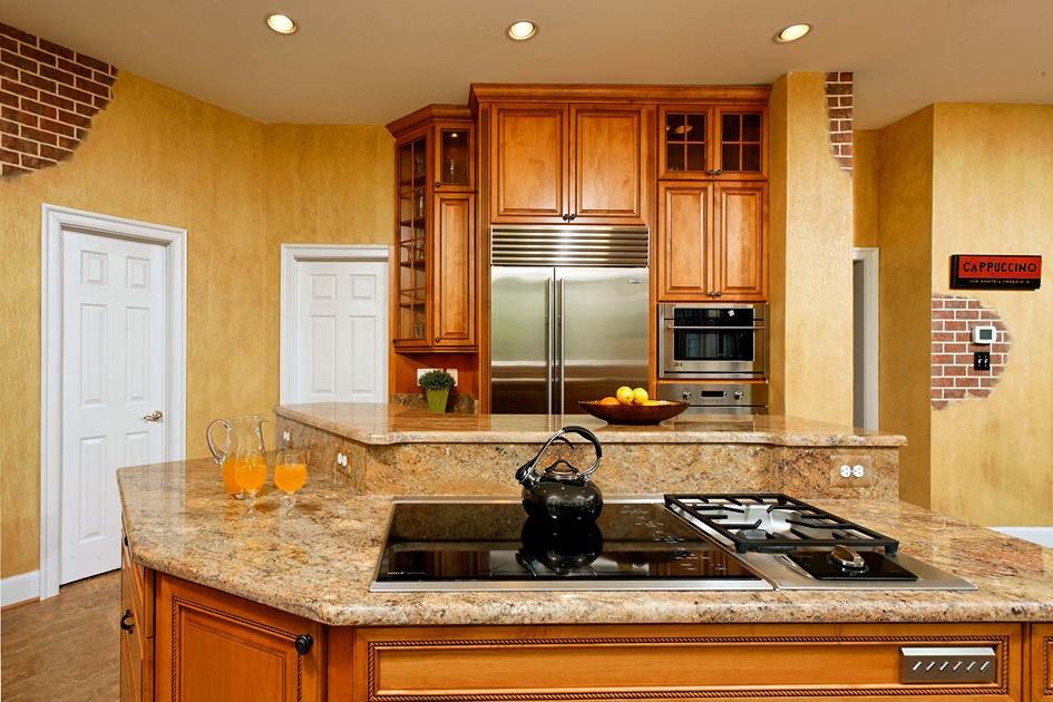 Custom Paint Job, Cabinets Bring Kitchen to Life - Classique - Cuisine ...