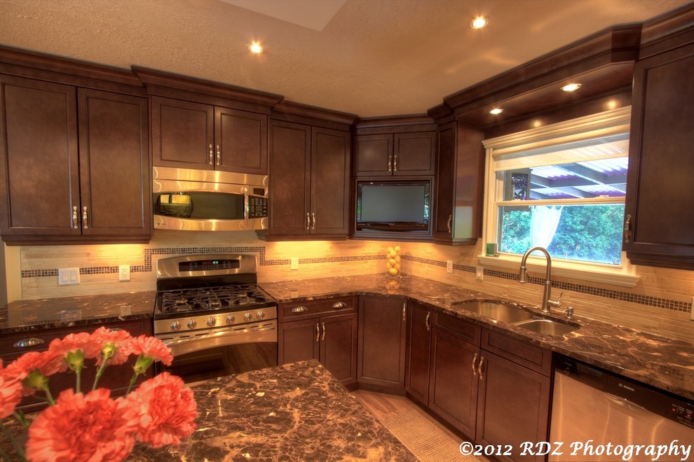Dana & Sharon - Traditional - Kitchen - Toronto - by Kendel-Dezoete ...