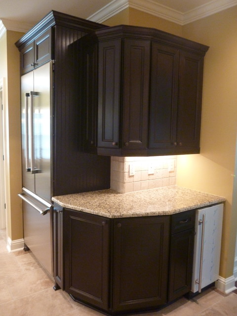 Dark Wood & Beadboard Kitchen - Warner Robins, GA - Classique - Cuisine ...