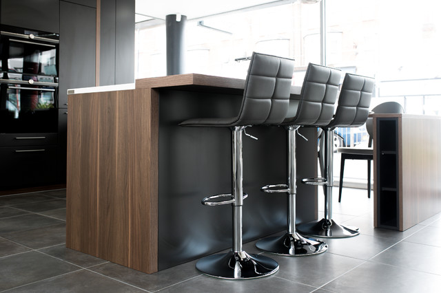 Display Kitchen: Dark Grey Matt Lacquer Door and wood effect finish ...