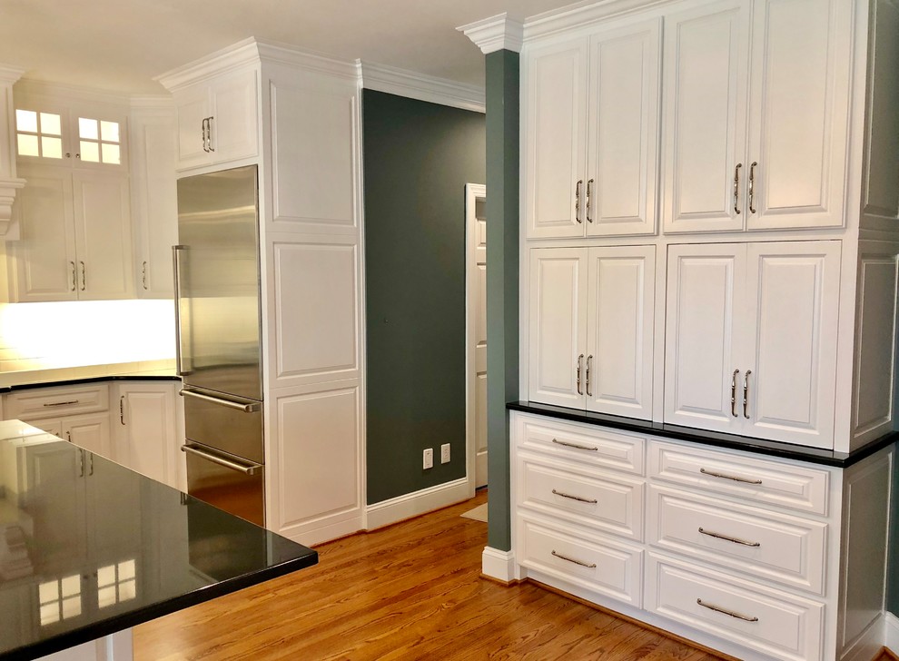 Dramatic Black and White kitchen in Cary - Clásico renovado - Cocina ...