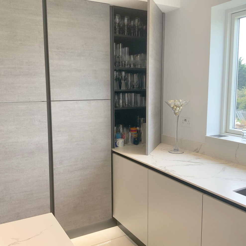 Dresser unit in concrete tall bank,opening onto Dekton worktops ...