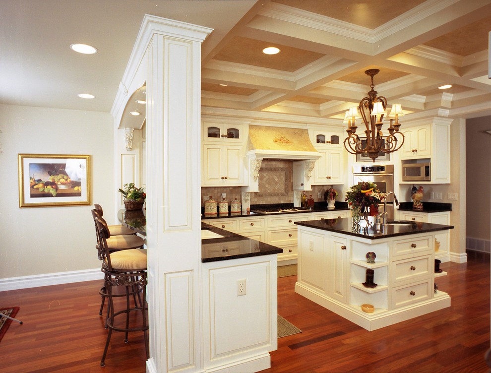 English Country Style Grand Kitchen - Traditional - Kitchen - Other ...