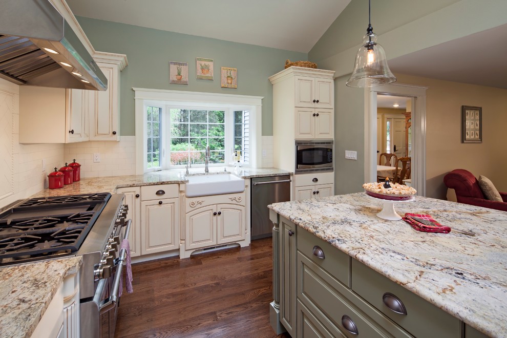 English Hill Farmhouse Kitchen - Farmhouse - Kitchen - Seattle - by GR ...