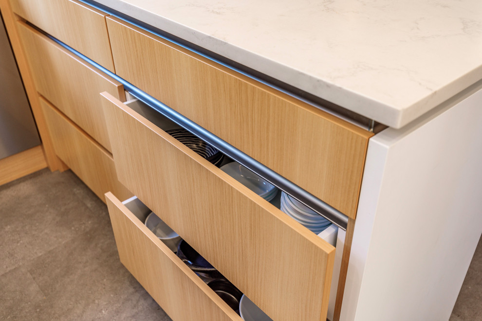 Extrusion Handles to emphazise the horizontal line - Contemporary ...