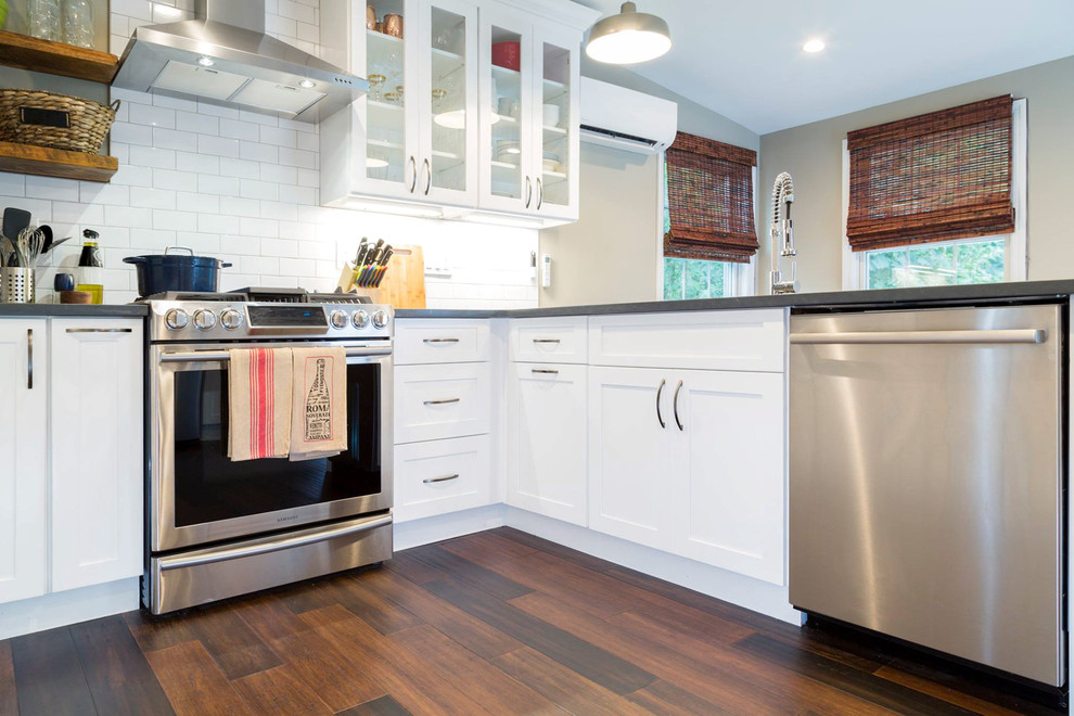 Fabuwood Galaxy Frost Crown Molding to Ceiling with Silestone Charcoal ...
