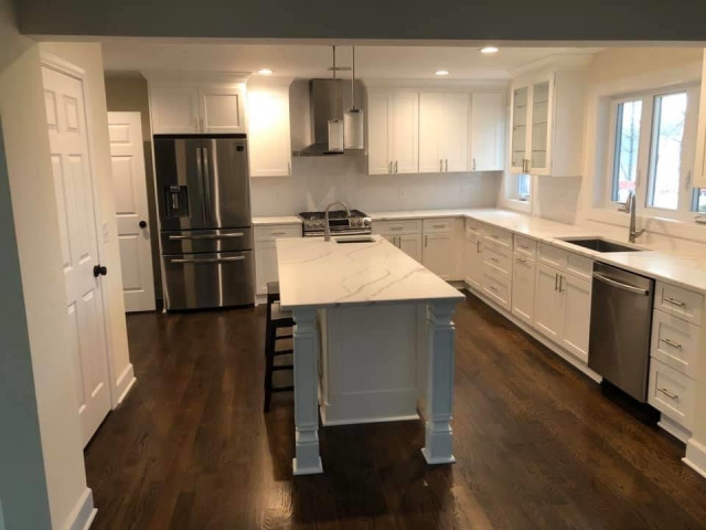 FABUWOOD WHITE SHAKER WITH CALACATTA LAZA - Classique Chic - Cuisine - Autres périmètres - par ...