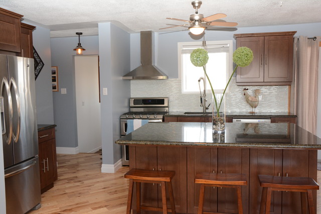 Farmhouse staging in Lucan - Kitchen - Toronto - by Designs by Shahin ...