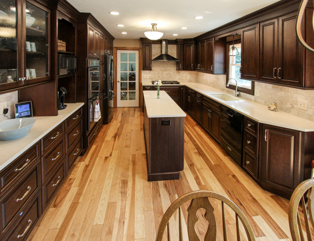 Fieldstone Cherry Kitchen with Caesarstone Quartz Countertops - Clásico ...
