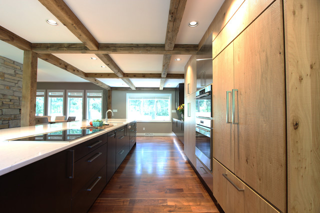 Flat Panel Doors in Light Stain on Perimeter and Dark Stain Island ...