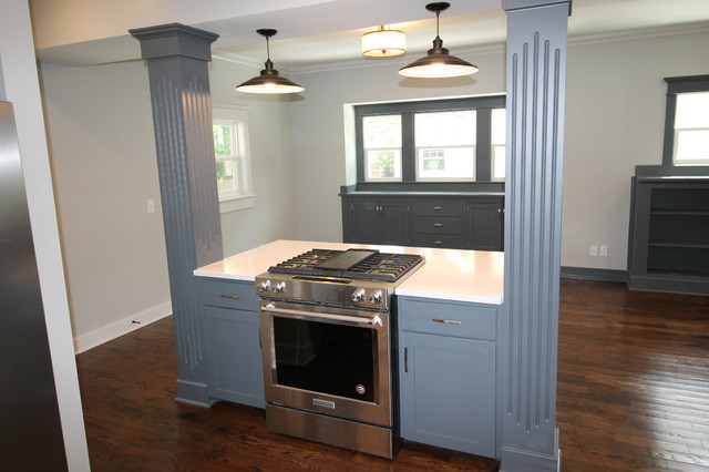 Fluted Columns Flank Kitchen Island - Craftsman - Cuisine - Kansas City ...