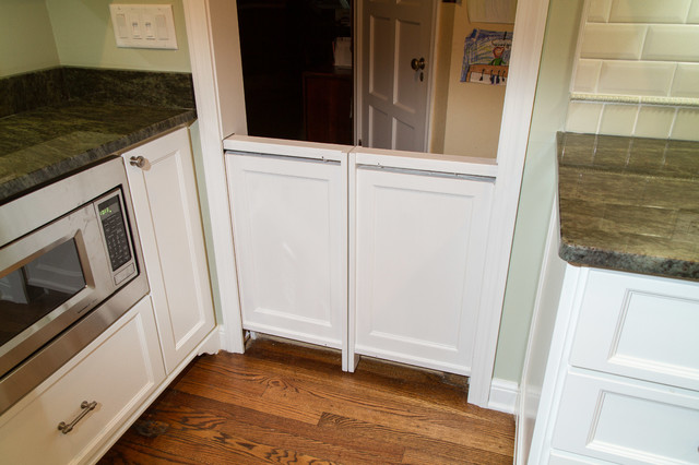 French Normandy Kitchen - Clásico - Cocina - Cleveland - de Shaker ...