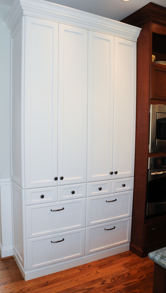 Frosty White farmhouse style kitchen - Farmhouse - Kitchen ...