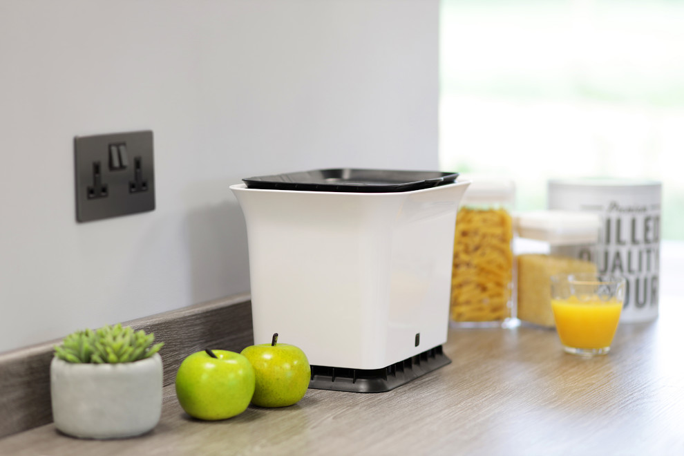 Full Circle Vented Plastic Food Waste Compost Caddy - White & Black ...