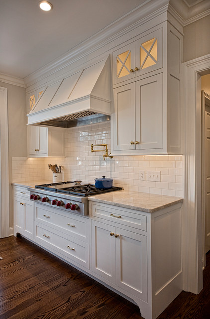 Custom White Kitchen Cabinets and Range Hood - Classique Chic - Cuisine ...