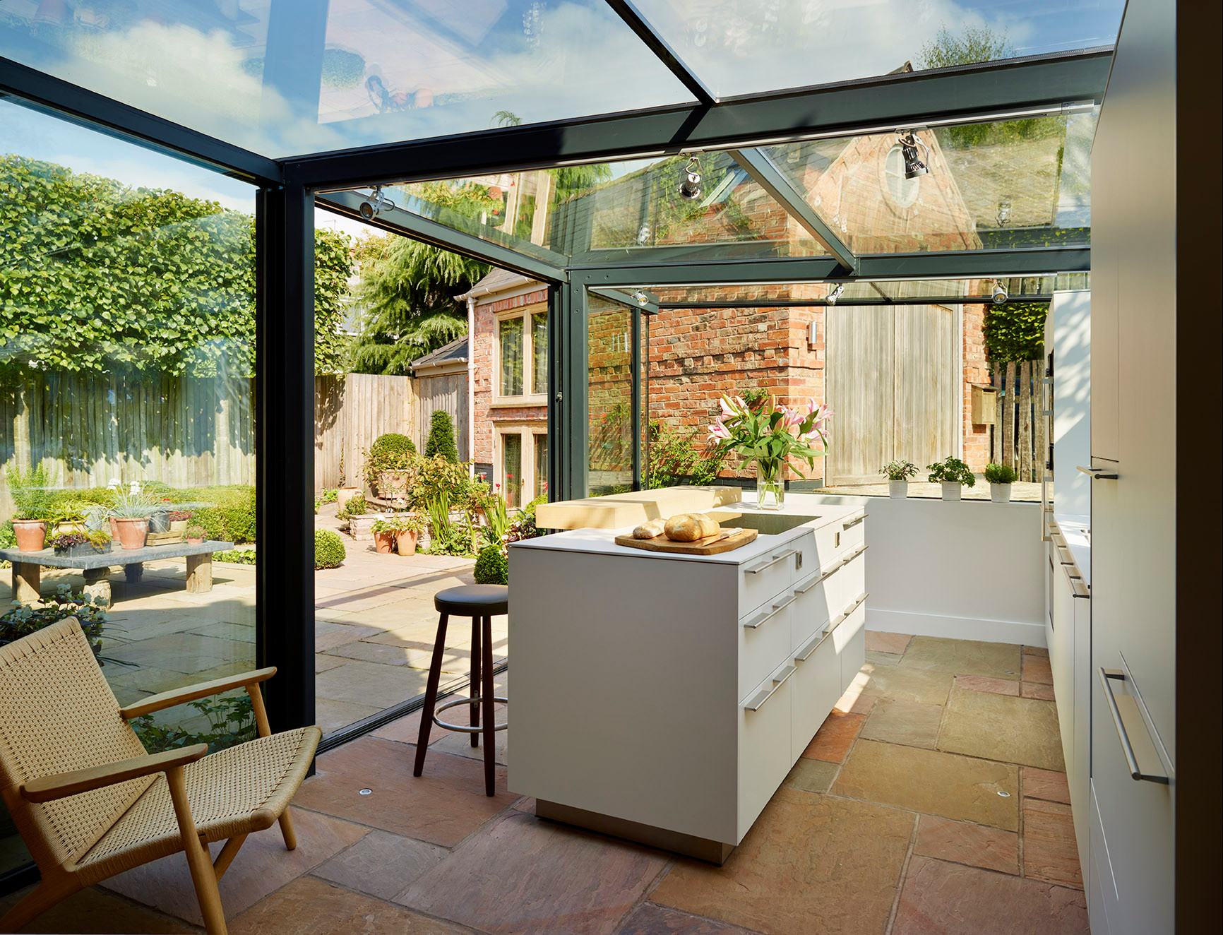 Stickybeak of the Week: A Cool Glass Kitchen in a Cosy English Cottage ...