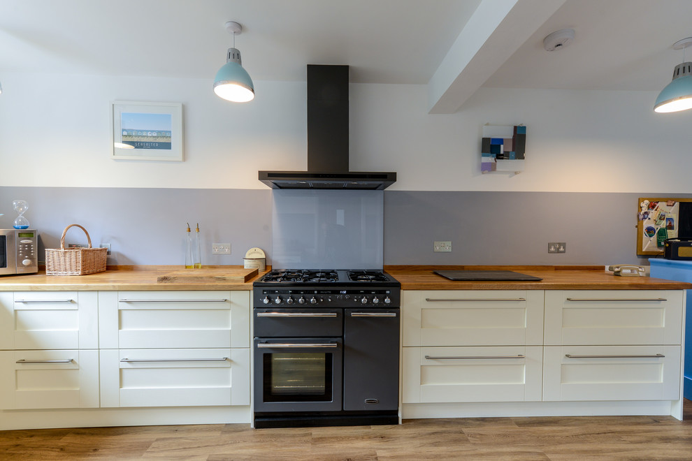 Glass splashback behind hob - Kitchen - Kent - by Roots Kitchens ...