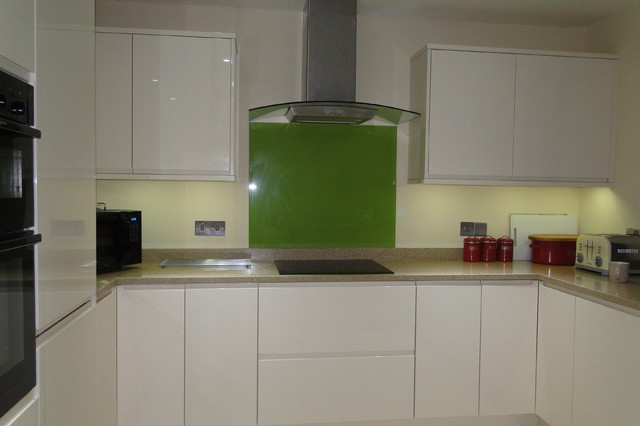 Gloss Ivory Handleless Kitchen in Hinxworth, Herts - Contemporáneo ...