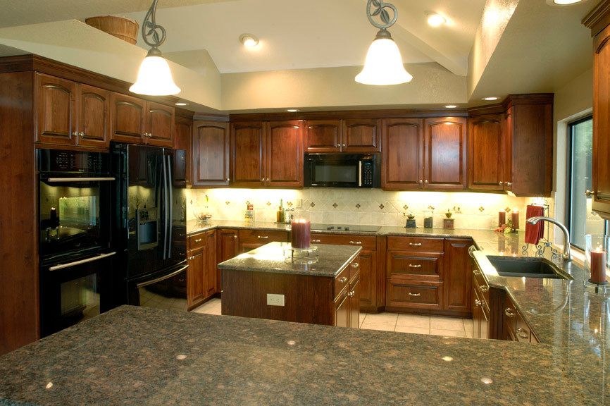 Gold River Granite Countertop Kitchen - Classique - Cuisine ...