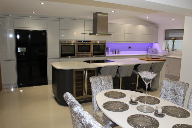 Graphite painted Oak and Gloss Kitchen with Quartz and Solid Oak ...