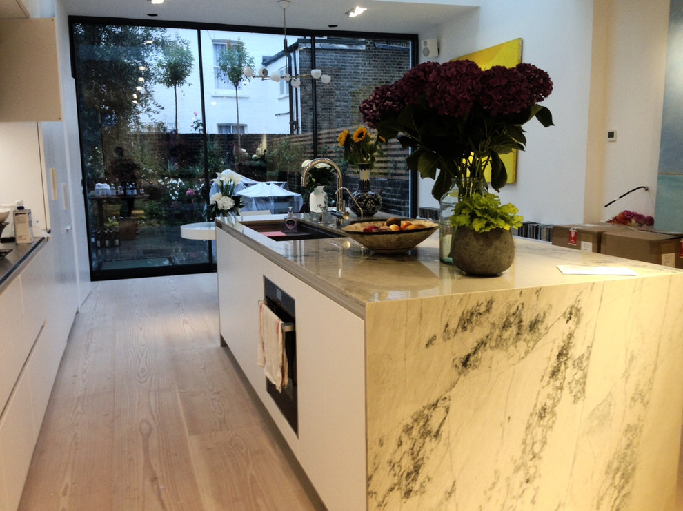 Hammersmith Duplex in Calacatta Brazil quartzite 30mm - Modern ...