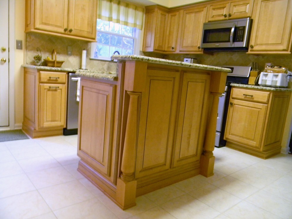 Hampton Natural Maple Door Style By Schuler Cabinetry - Traditional ...