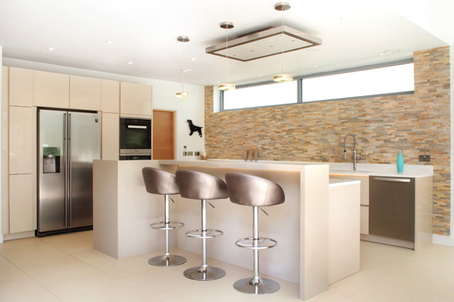 Handleless cashmere kitchen with island - Contemporary - Kitchen ...