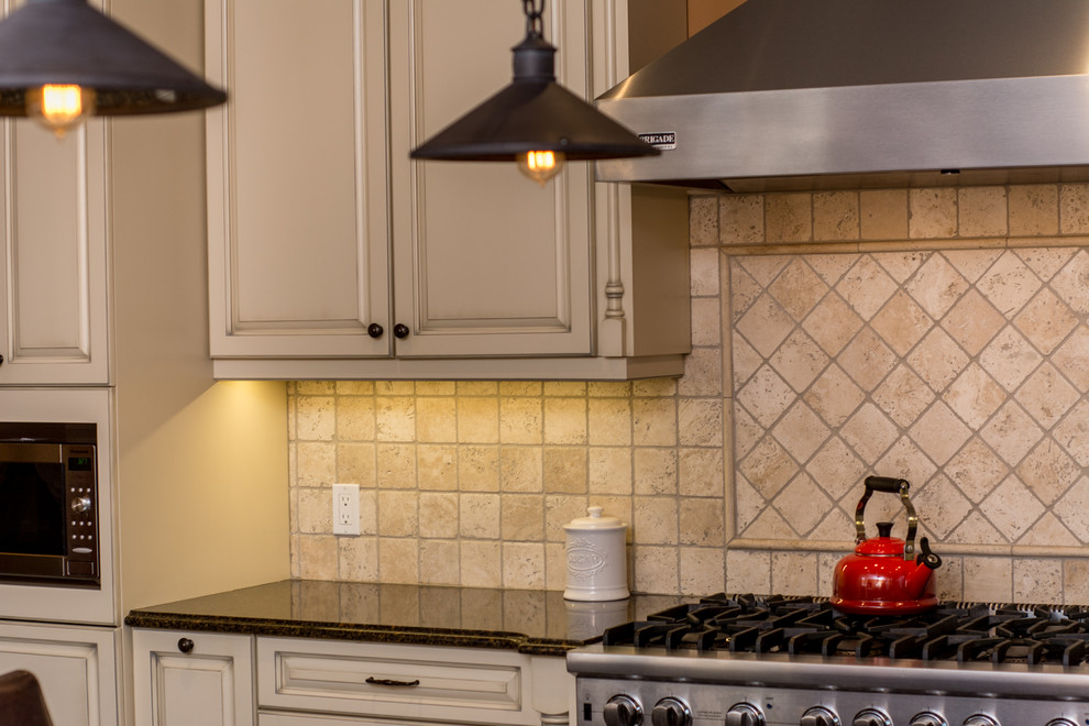 Harrowsmith - Traditional - Kitchen - Toronto - by Countrywide Kitchens ...