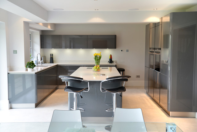 Hertford gloss grey handleless kitchen - Kitchen - Hertfordshire - by Clover Kitchens | Houzz
