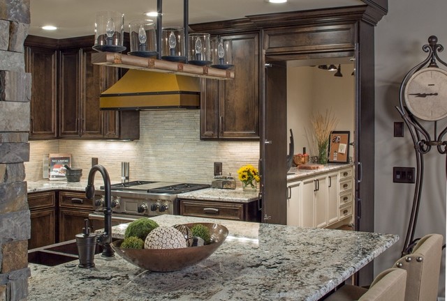 Hidden Butler's Pantry View - Clásico renovado - Cocina - Omaha - de ...