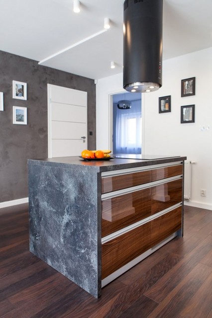 High Gloss Doors with Aluminum Integrated Handle - Modern - Kitchen ...