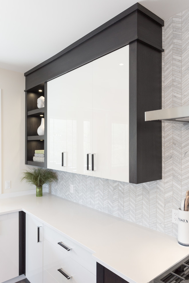 High gloss white kitchen with dark vertical grain wood - Moderne ...