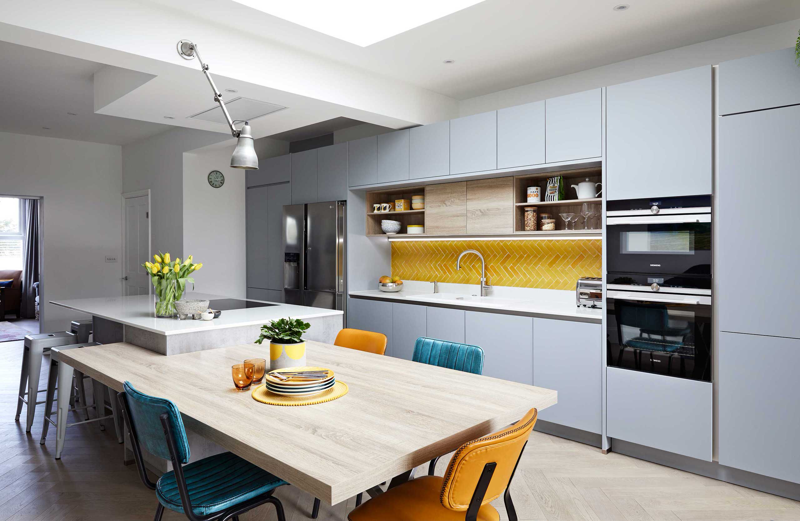 Kitchen Tour: A Modern, Light-filled Space with a Holiday Vibe | Houzz UK