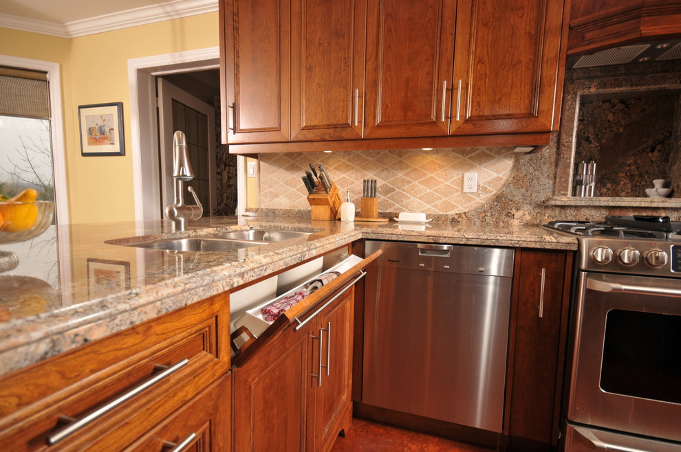 Holland Landing Kitchen - Traditional - Kitchen - Toronto - by Divada ...