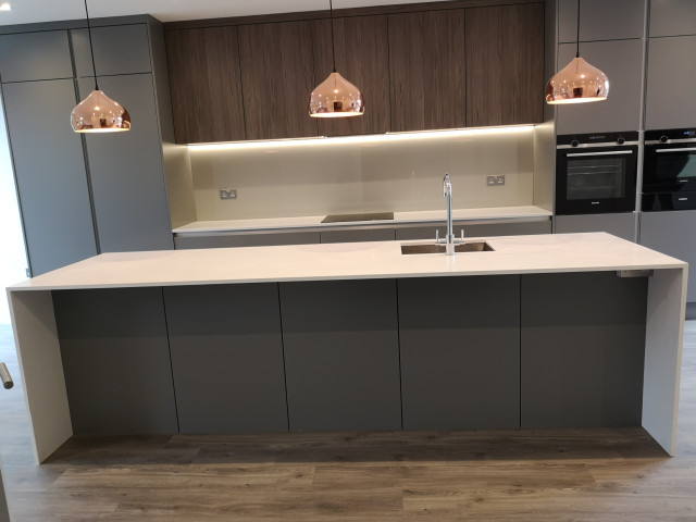 Ice Branco Quartz Worktop & Stone back painted glass splashbacks ...