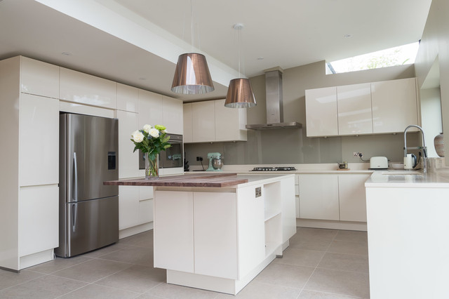 Modern Handless Kitchen in Magnolia White - Contemporary - Kitchen ...