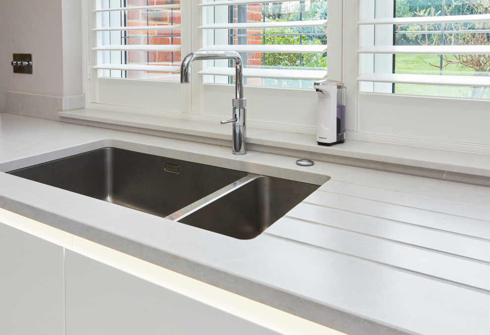 In-Line Gloss White - Modern - Kitchen - Surrey - by Ashford Kitchens ...