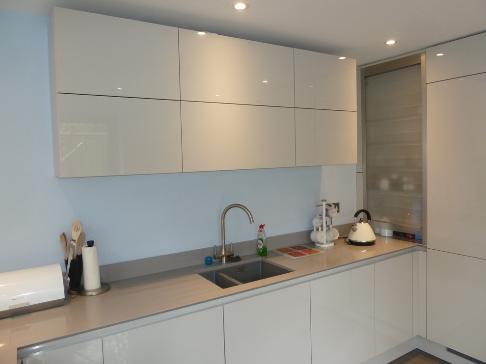 High gloss light grey with Silestone Kensho quartz worktops ...