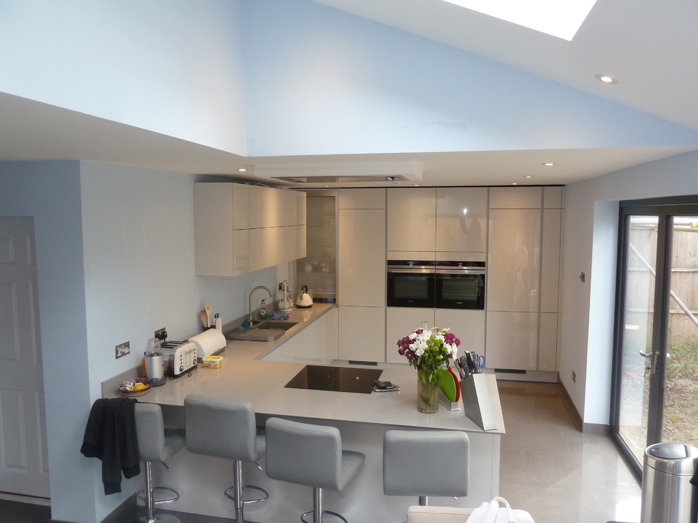 High gloss light grey with Silestone Kensho quartz worktops ...