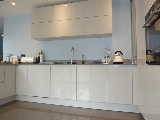 High gloss light grey with Silestone Kensho quartz worktops ...