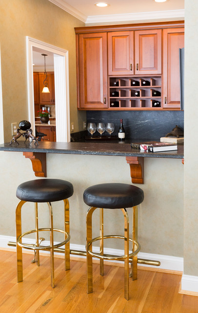 Indian Hill Traditional Kitchen with Bar Alcove - Clásico - Cocina ...