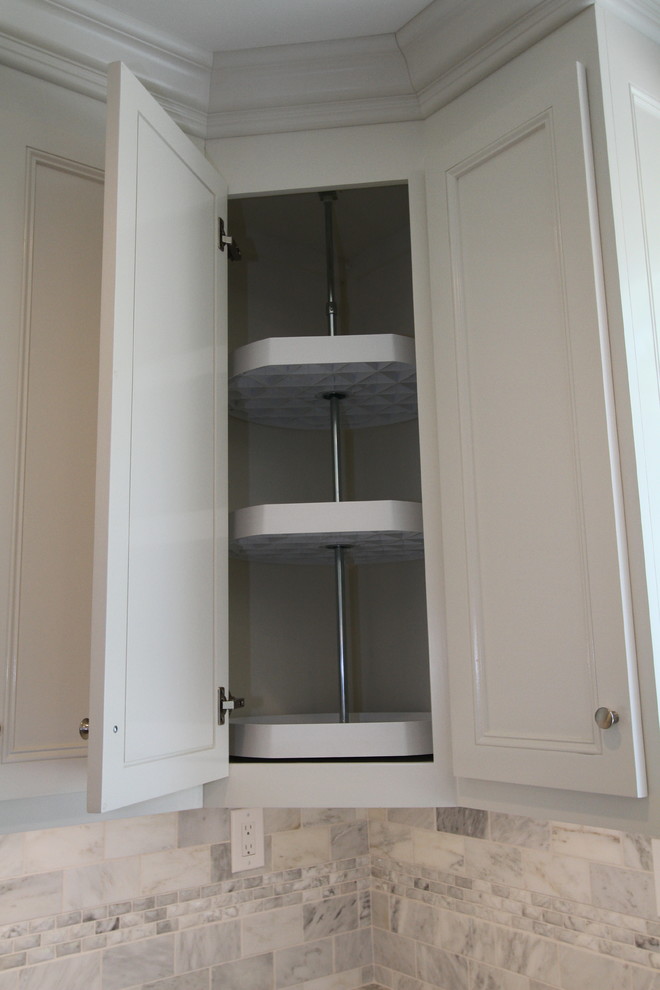 Irvine: White Kitchen with Built-in Desk - Cocina - Orange County - de ...