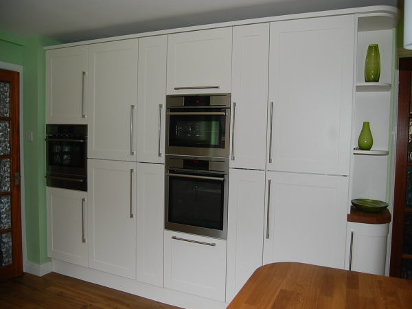 Ivory Shaker style kitchen with integrated appliances. - Modern ...